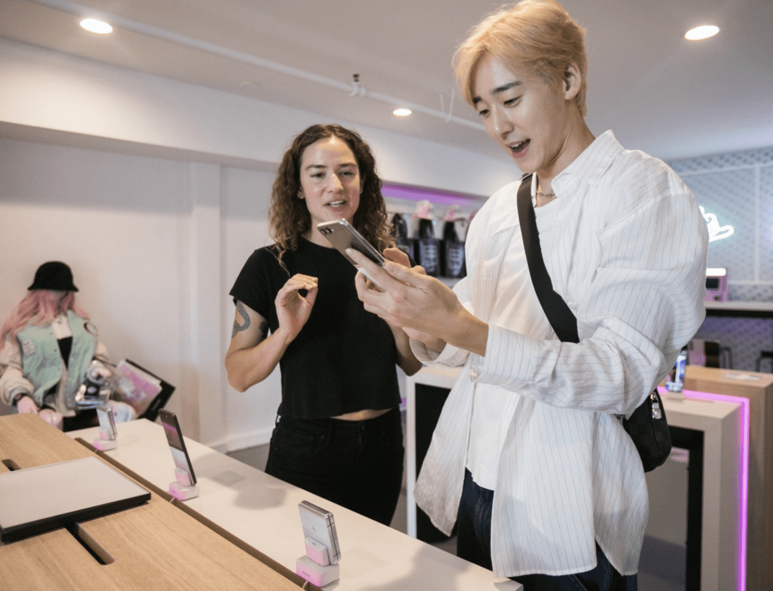 Samsung Elevates Their Sales Strategies with InVue's Modern Wireless ...