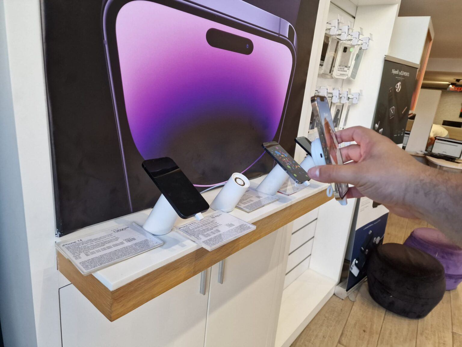 8 Factors to Consider When Choosing Anti-Theft Devices for Store Displays