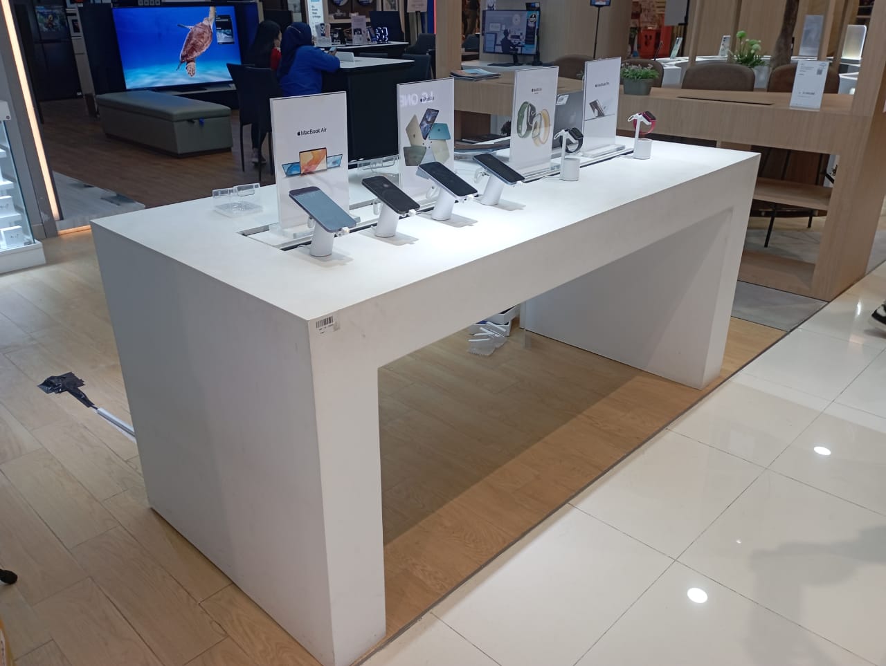 8 Factors to Consider When Choosing Anti-Theft Devices for Store Displays